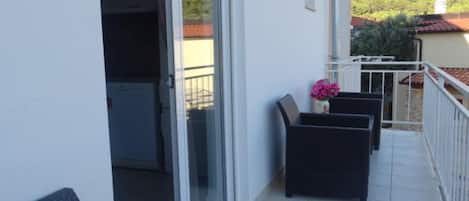 Apartamento (Classic Two Bedroom Apartment with Te) | Varanda
