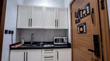 Geladeira, micro-ondas, cooktop, chaleira elétrica
