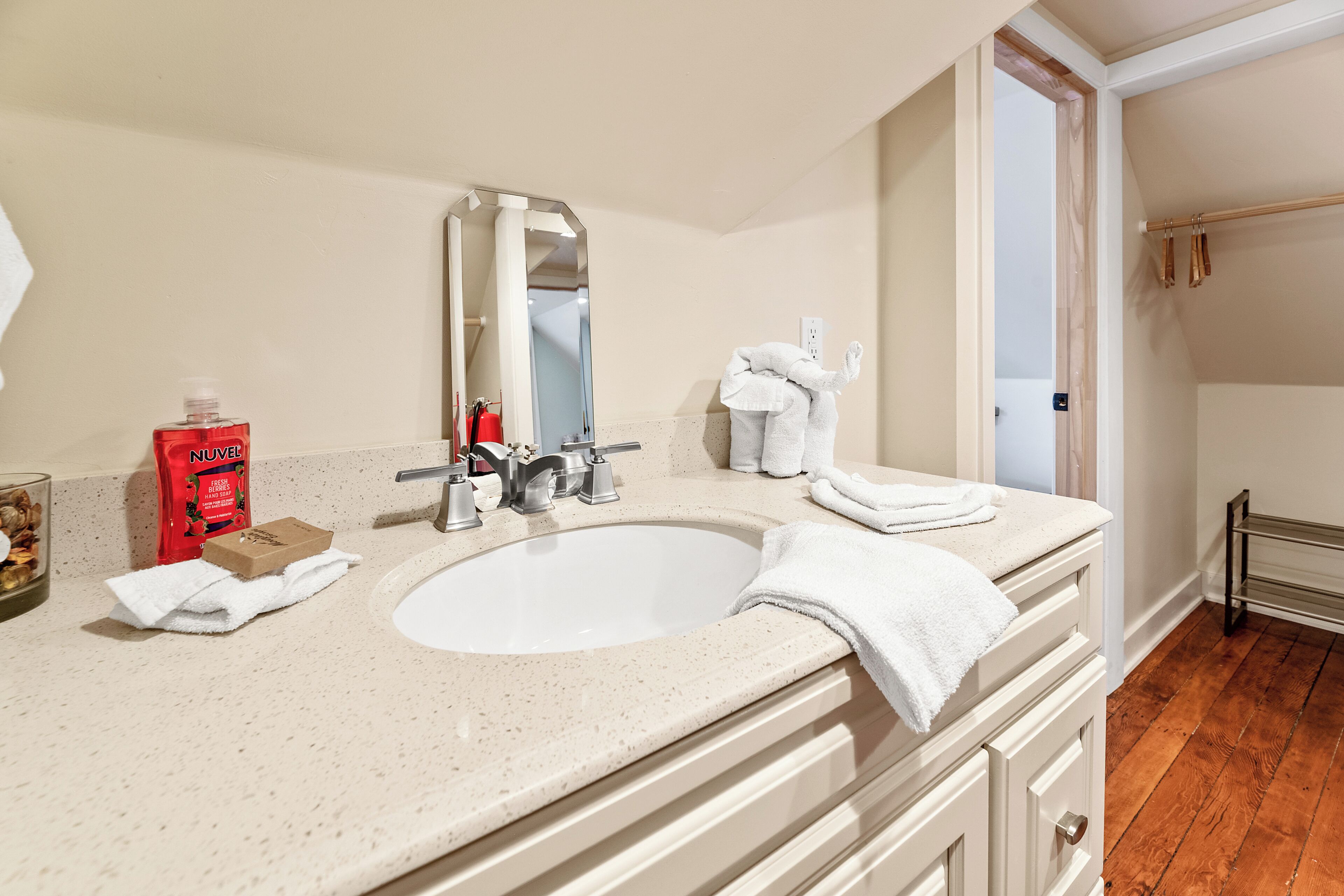 Casa, pátio, vista para a montanha | Casa de banho