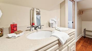 Casa, pátio, vista para a montanha | Casa de banho