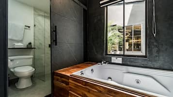 Apartamento Deluxe | Casa de banho | Uma banheira, artigos de higiene pessoal grátis