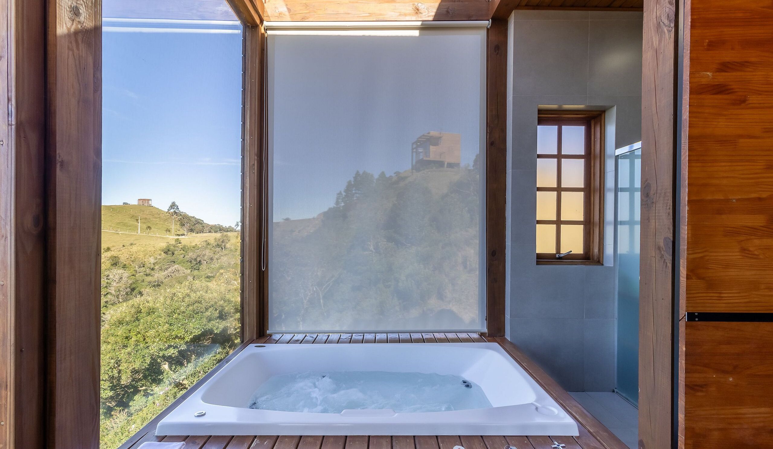 Chalé básico | Banheiro | Banheira e chuveiro separados 