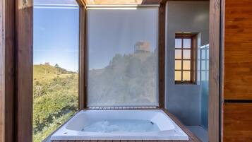 Chalé básico | Banheiro | Banheira e chuveiro separados