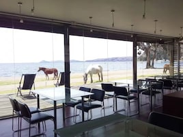Área de estar no saguão