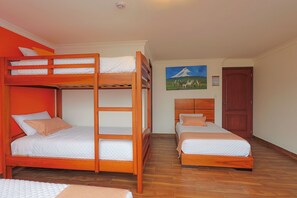 Quarto Triplo Comfort, serviço de limpeza e arrumação, Vista para a cidade | Wi-fi grátis