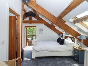 1 quarto, com decoração personalizada, com mobília individualizada 