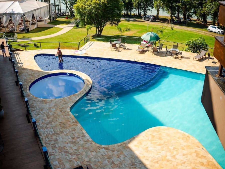 Quarto Triplo Deluxe, vista para o lago | Terraço/pátio interior