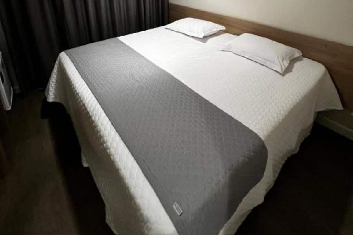 Superior Casal | Espaço de trabalho para notebook, Wi-Fi de cortesia, roupa de cama