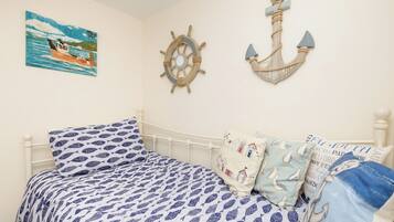 2 quartos, individualmente decorados, individualmente mobiliados