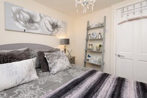 2 quartos, com decoração personalizada, com mobília individualizada 