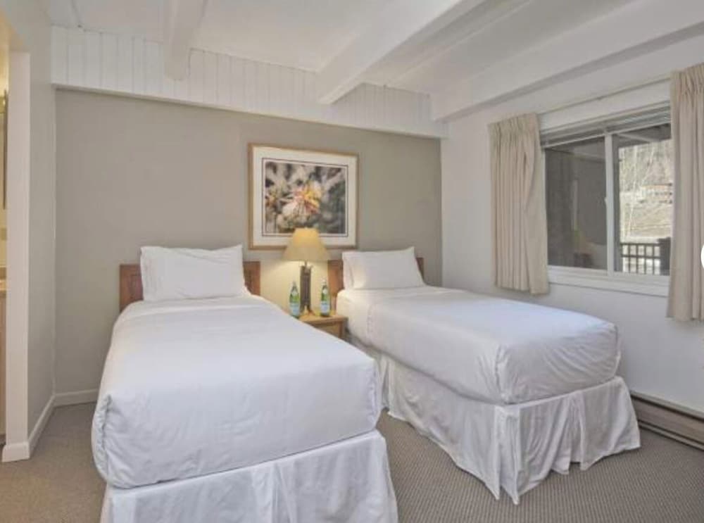 4 bedroom 4 Bath Vail Condo walk to Shops Restaurants and Gondola Prime ...