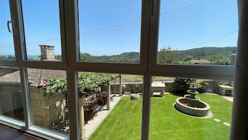 Apartamento, 2 quartos | Vista do quarto