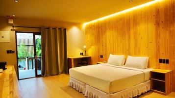 Quarto Premier, vista para o jardim | Cofre no quarto, secretária