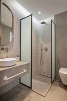 Suite-Estúdio Deluxe, 1 cama king-size e sofá-cama | Casa de banho | Um polibã, um secador de cabelo, toalhas fornecidas, sabão 