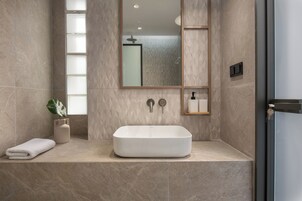 Suite-Estúdio Deluxe, 1 cama king-size | Casa de banho | Um polibã, um secador de cabelo, toalhas fornecidas, sabão 