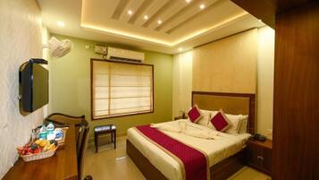 Quarto Duplo Deluxe, 1 cama queen-size | Secretária, secretária adequada para computadores portáteis