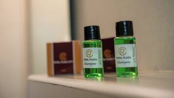 Um polibã, toalhas fornecidas, sabão, champô