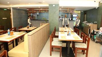 Pequeno-almoço self-service diário mediante uma taxa