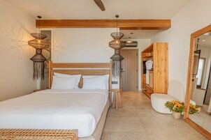 Suite Deluxe, varanda, vista para o mar | Cofre no quarto, secretária adequada para computadores portáteis 