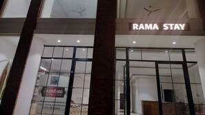 Um edifício com uma placa indicando 