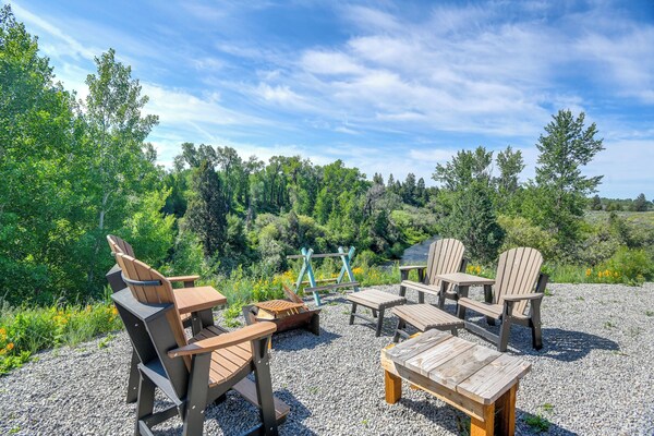 Teton Mtn Views: Peaceful Riverfront Cabin! - Ashton, ID