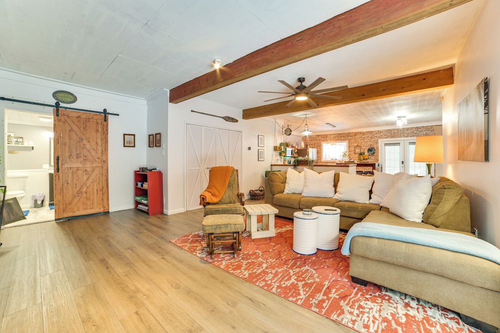 Updated Cabin W/ 2 Suites, Fire Pit & Forest Views - Apache Lake, Hillman