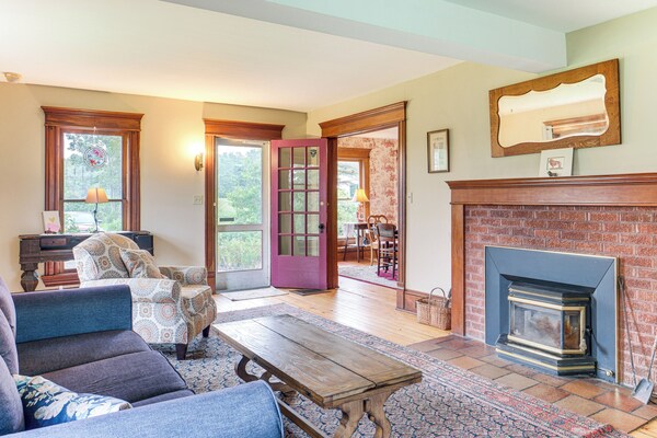 2 Mi To Chardon Square: Spacious Farmhouse - Ohio