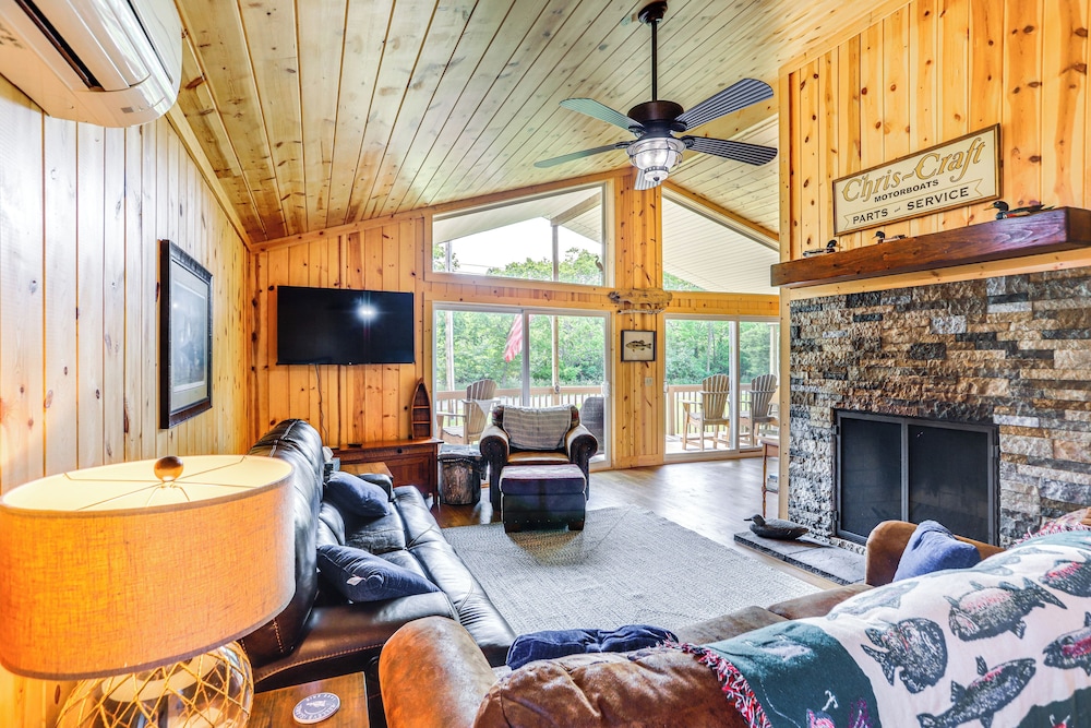 Walk To Lake: Kelleys Island Gem W/ Deck! - Put-in-Bay, OH