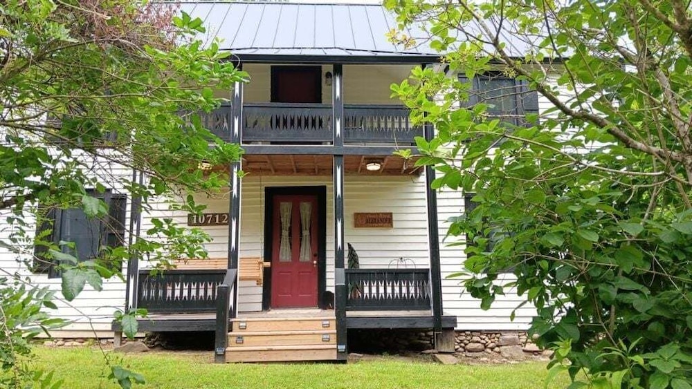 Connie's Retreat - 3 Bedrooms, 2 Baths, Sleeps 11 3 Farmhouse - Tellico Plains, TN