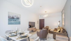 Apartamento de Luxo, varanda, Vista para a cidade | Sala de estar | Smart TV de 65 polegadas com canais por cabo 