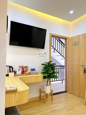 Quarto Duplo Básico, 1 cama queen-size, Vista para a cidade | Televisão