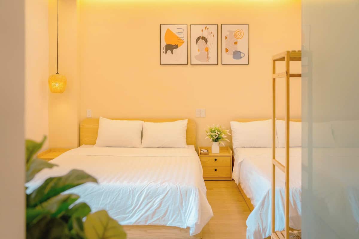Estúdio Familiar, 2 camas queen-size, aceitam-se animais de estimação, Vista para a cidade | Wi-fi grátis