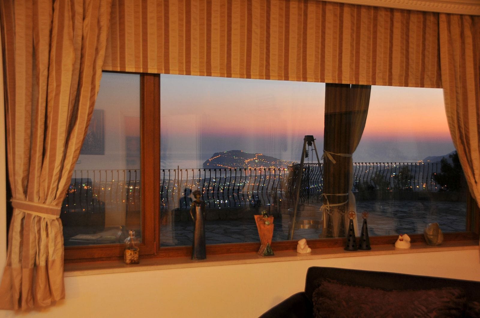 VILLA | Espaço de trabalho para notebook, ferros/tábuas de passar roupa