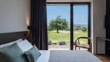 Casa de Campo de Luxo, pátio, vista para a piscina | Minibar com produtos grátis, cofre no quarto