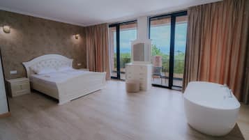 Quarto Duplo Deluxe, 1 cama king-size e sofá-cama, varanda, vista para a piscina | Wi-fi grátis