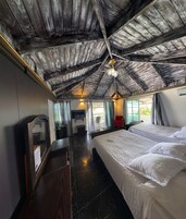 Quarto Comfort, vista para a praia, em frente ao mar | Edredões de penas, camas de colchão Select Comfort 