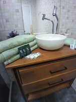 Quarto clássico | Banheiro | Sabonete, shampoo, papel higiênico 