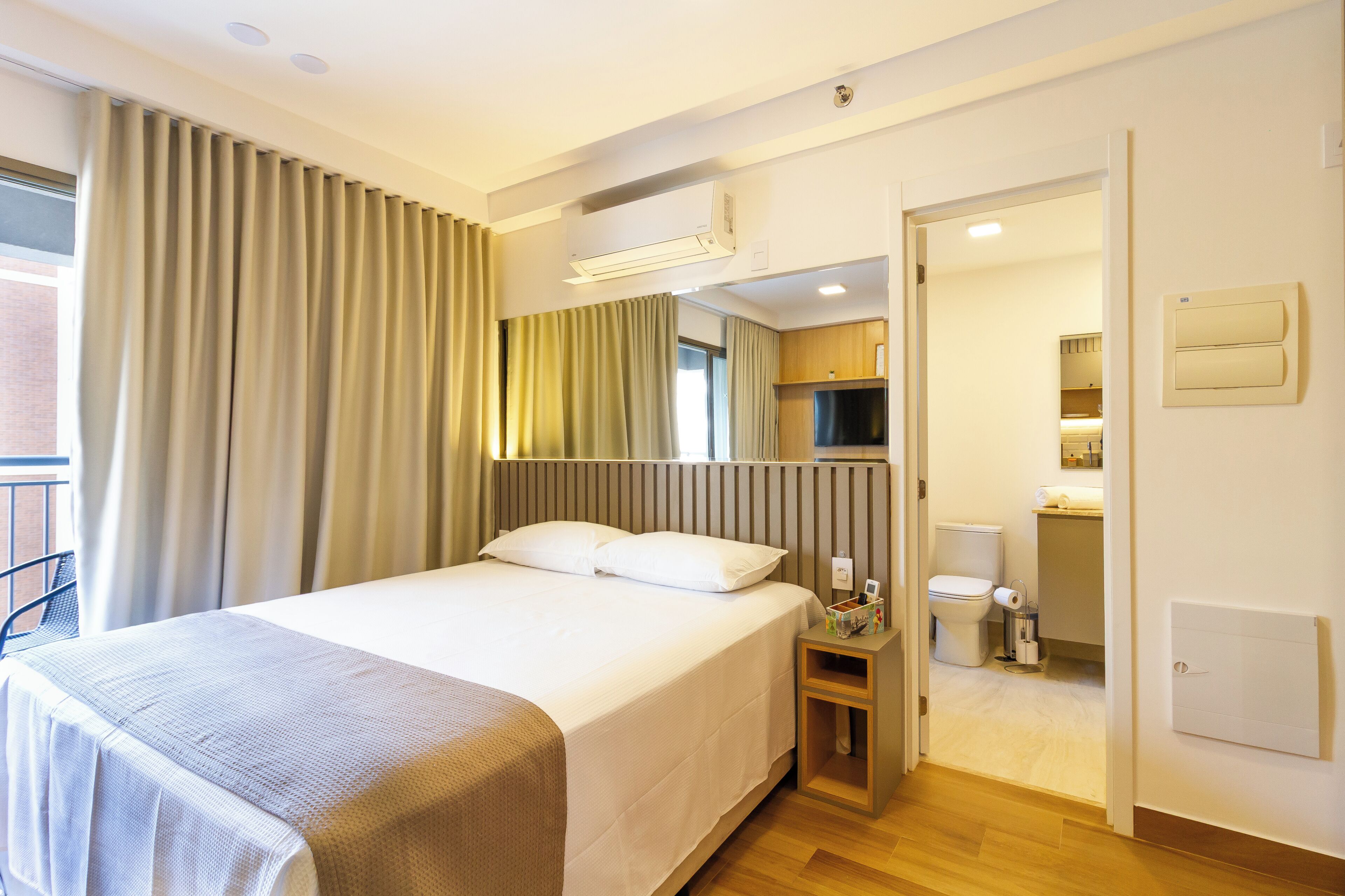 Apartamento Empresarial | Camas de colchão pillowtop, ferro/tábua de engomar, Wi-fi grátis 