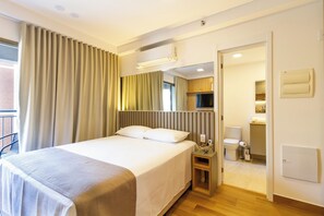 Apartamento Empresarial | Camas de colchão pillowtop, ferro/tábua de engomar, Wi-fi grátis 