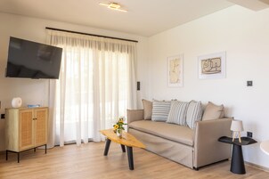 Villa with Private Pool | Área de estar | Smart TV 43 polegadas com canais digitais