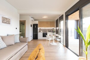 Villa with Private Pool | Cozinha privada | Geladeira grande, fogão, cooktop, máquina de café expresso