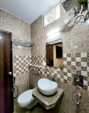 Quarto Individual Standard, lanai (alpendre havaiano) | Casa de banho | Um polibã, toalhas fornecidas, sabão, champô