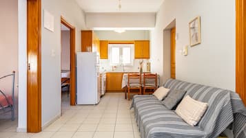 Apartamento, 2 quartos, sacada, vista para a montanha | Quartos à prova de som, ferros/tábuas de passar roupa, Wi-Fi de cortesia