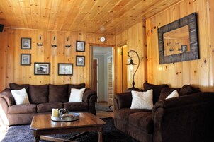 Cabana de Madeira Signature, 1 quarto, pátio | Sala | Smart TV de 40 polegadas com canais digitais, lareira 