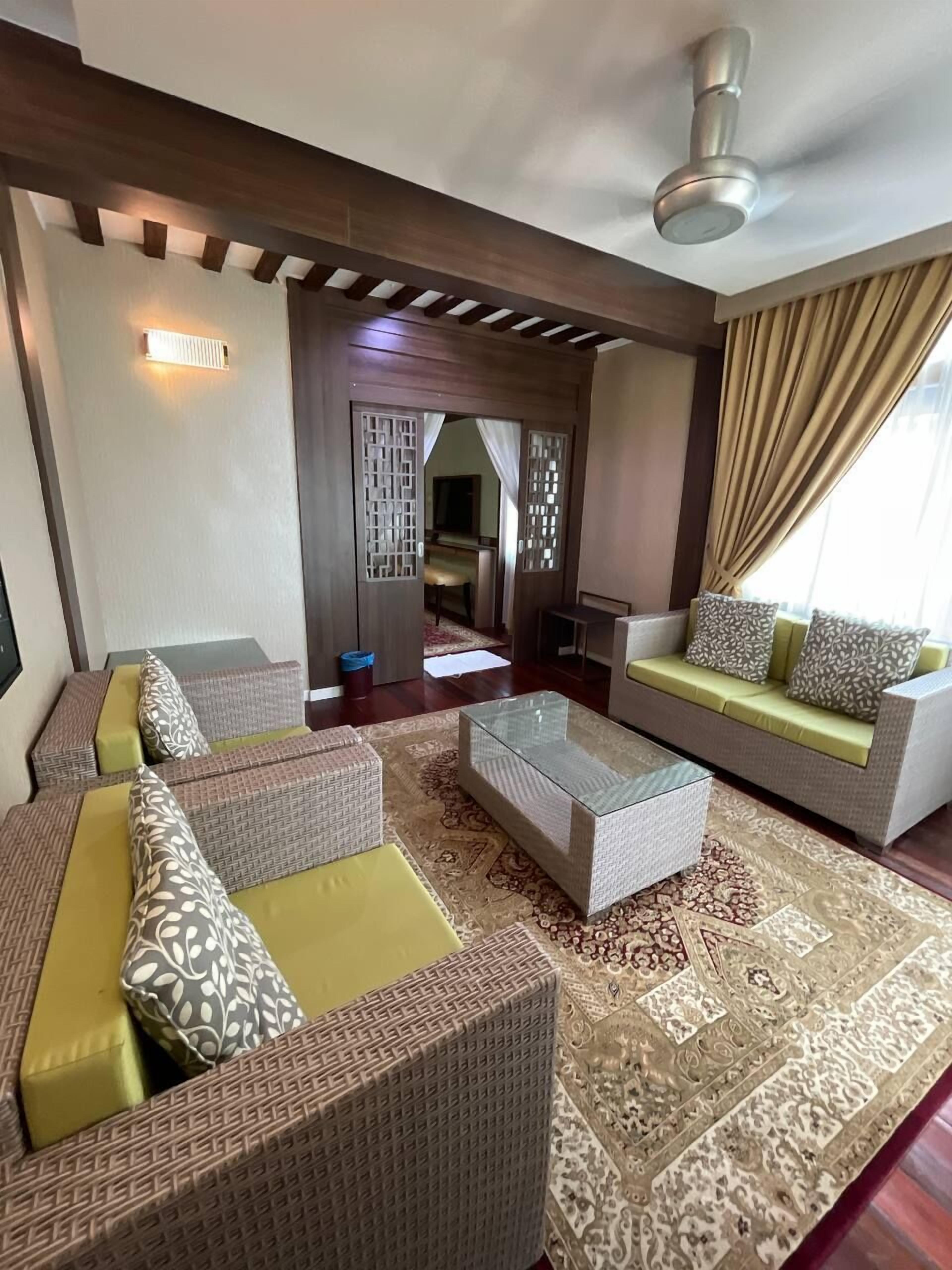 Quarto Triplo Premium | Sala de estar