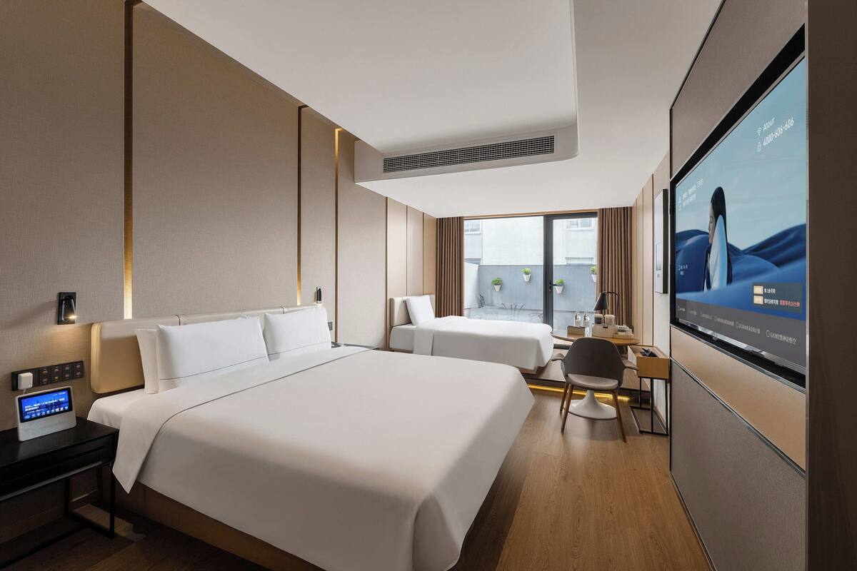 Quarto Familiar, varanda, Vista para a cidade | Roupa de alta qualidade, edredões de penas, minibar grátis