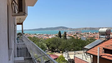 Quarto triplo conforto, vista para o mar | Terraço/pátio