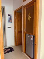 Quarto triplo, vista para o jardim | Cozinha privada