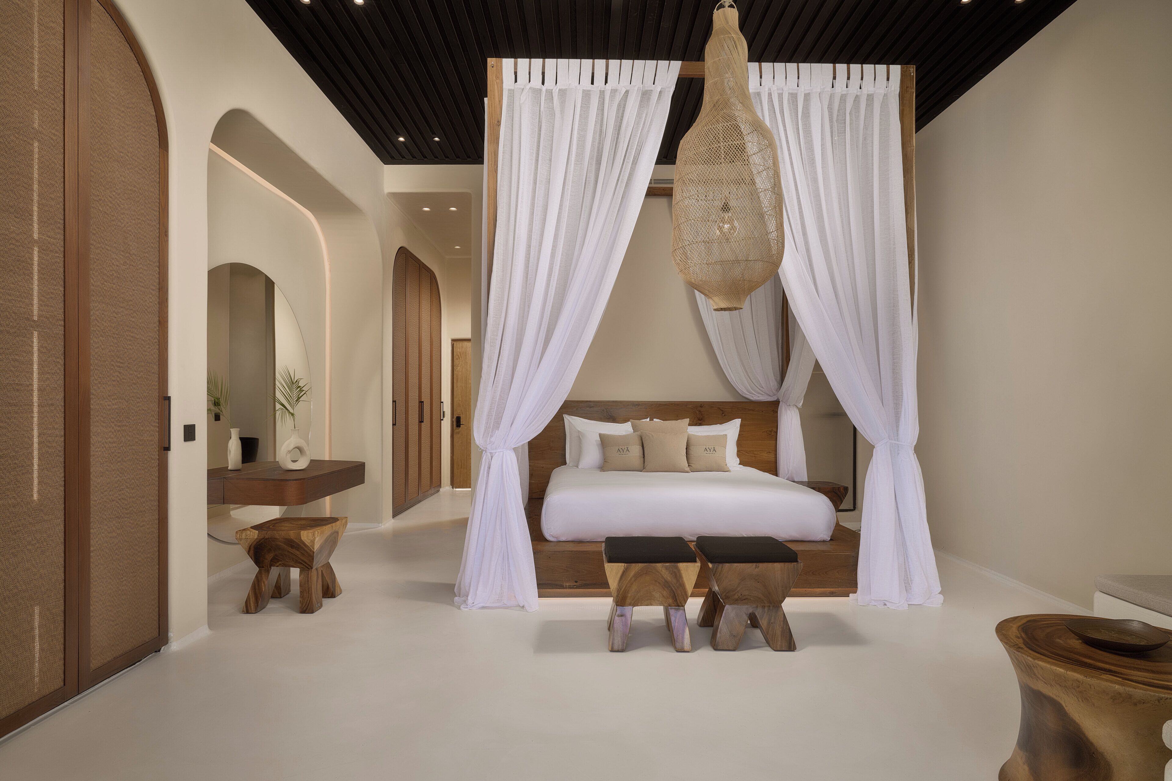 Quarto casal superior, sacada, vista para a piscina | Frigobar (abastecido com itens grátis), cofres nos quartos