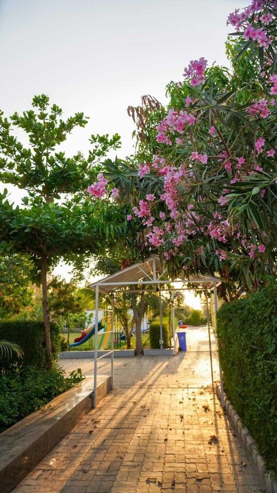 Joy Villa & Resort - 구자르트